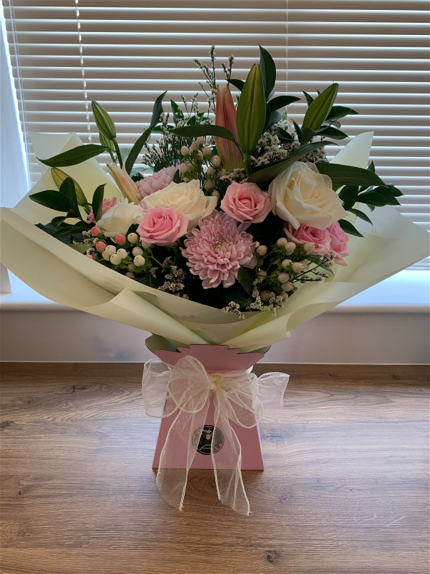 Florist in Frimley Same Day Free Flower Delivery - Unique Flowers